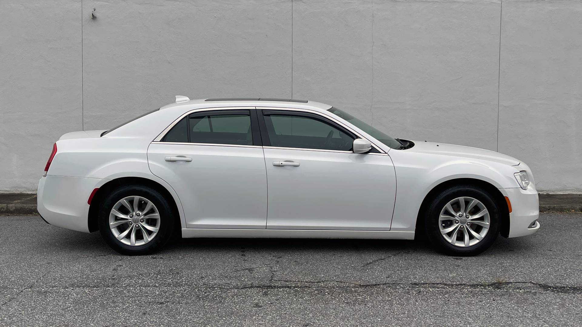 Used 2016 Chrysler 300 LIMITED 3.6L SEDAN / NAV / PANO-ROOF / AUTOMATIC ...