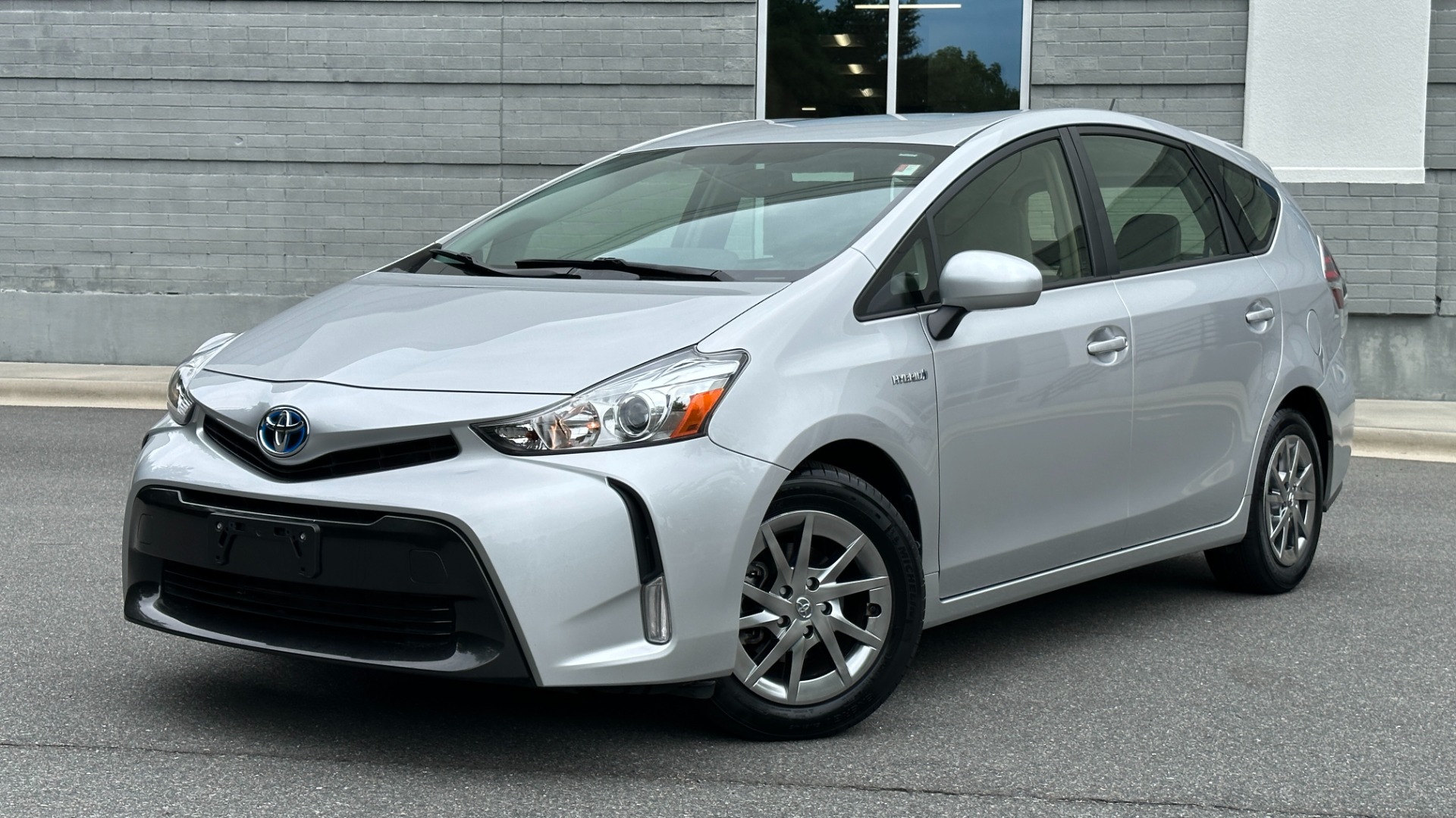 2017 prius v store